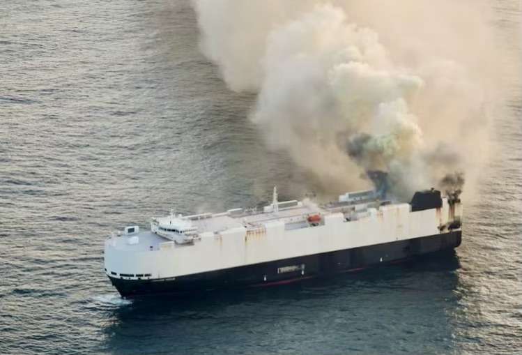 Morning Midas – a Vehicle Carrier still burning in the Pacific ...